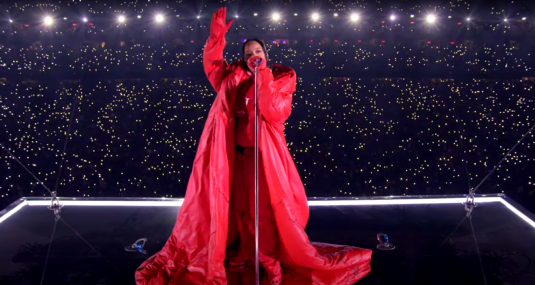 Viewers Criticize Rihanna's Super Bowl Performance As Hypocritical Viewers Criticize Rihanna's Super Bowl Performance As Hypocritical